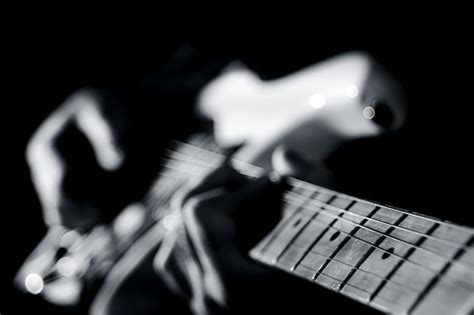 기타 를 연주 기타리스트는 솔로도금 모노크롬 기타 플레이어 감정에 대한 스톡 사진 및 기타 이미지 감정 겨냥 교사 교육 관련 직업 Istock