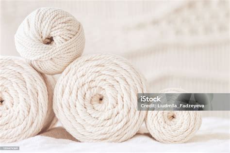 Kepang Macrame Buatan Tangan Dan Benang Kapas Di Latar Belakang Putih Gambar Ringan Bagus Untuk