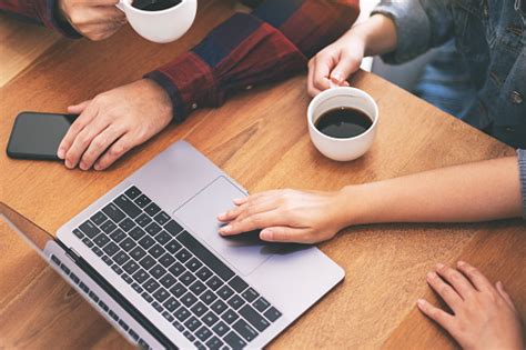 회의 중에 같은 랩톱 컴퓨터를 사용 하 고 보고 있는 세 명의 젊은 아시아 사람들의 평면도 이미지 기업 문화에 대한 스톡 사진 및 기타 이미지 Istock