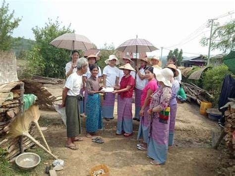 မိုင်းလုံမြို့တွင် မိုးသည်းထန်စွာရွာသွန်းသဖြင့် ပျက်စီးသော အိမ်များကို