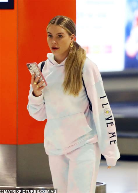 Feeling Shy Skye Big Brother Star Hides From The Paparazzi In Sydney Airport The Wash