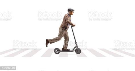 횡단보도에서 전기 스쿠터를 타고 있는 노인의 전체 길이 프로필 사진 70 79세에 대한 스톡 사진 및 기타 이미지 70 79세 거리 교통 Istock