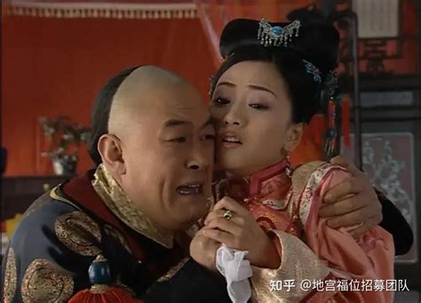 1903年，慈禧将19岁的贴身宫女，嫁给60岁的老太监。洞房花烛夜，老太监一把扯下身上的大红花，来到走廊休息，不料，宫女将他拉进屋里“我伺候您