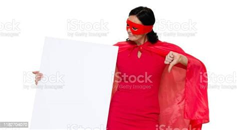 아래를 내려다보는 정면 1인 허리 초상화 성인 아름 다운 흑발 코 카 서 스 페 소 여성 젊은 여성 슈퍼 히어로 영웅 서 아이 마스크 마스크변장 의상 케이프의류 시원한 태도