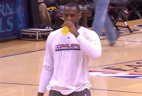 一击制胜！詹姆斯09东决1秒三分绝杀魔术 搜狐大视野 搜狐新闻