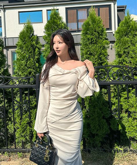 은은한 펄감이 너무 고급진 예쁜 드레이프 나팔 블라우스하객룩데이트룩상견례룩 에이블리