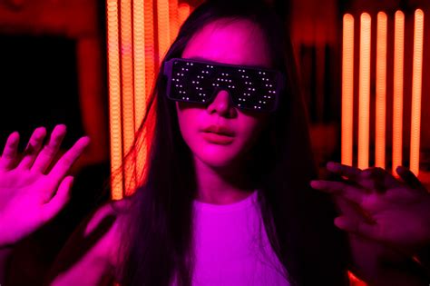 아시아 여자는 네온 불빛 벽 배경으로 게임을 한다 가상 현실 시뮬레이션 게임 및 미래 기술의 개념 25 29세에 대한 스톡 사진