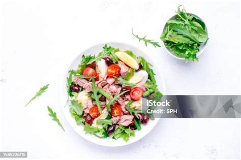 참치 빨간 토마토 삶은 계란 녹색 콩 올리브를 접시에 곁들인 니코아즈 샐러드 흰색 테이블 배경 상위 뷰 샐러드에 대한 스톡 사진 및 기타 이미지 Istock