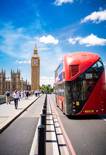 웨스트 민스터의 런던 빅 벤 타워 여름 햇볕이 잘 드는 푸른 하늘에서 빨간 버스 Central London에 대한 스톡 사진 및 기타 이미지 Central London