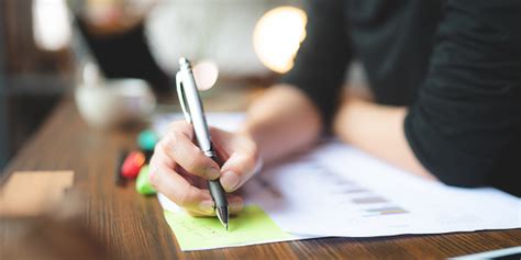 사람들은 편지 나 비즈니스 문서에 대한 책에 쓰기 위해 작업펜을 들고 손 사무실 테이블에 일기를 기록하는 노트북 종이 페이지를 사용하여 학습하는 학생 교육 개념 개념에 대한