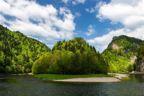 Río Dunajec En El Parque Nacional Pieniny En Polonia En Primavera