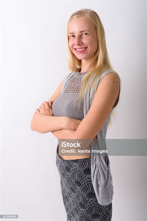 흰색 배경 넘어 팔 웃 고 행복 한 아름 다운 여자의 스튜디오 샷 30 39세에 대한 스톡 사진 및 기타 이미지 30 39세 35 39세 금발 머리 Istock