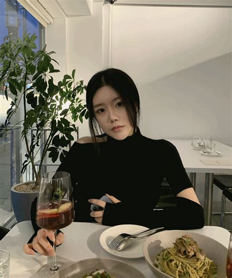 [당일출고 연말룩강추] 2 Cut Out T Shirt 에이블리