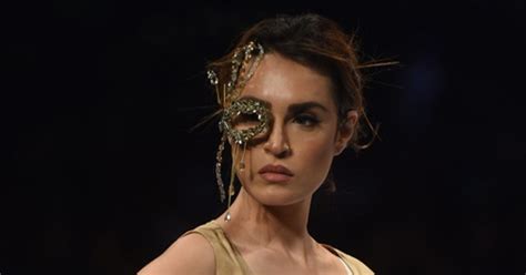 패션 파키스탄 위크 비즈로 장식한 영롱한 자태