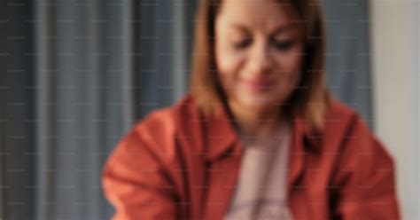 행운의 바퀴가 달린 테이블에 앉아있는 여자 사진 Unsplash의 출생 차트 이미지