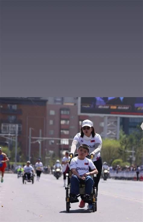 Untsug Mn Өнөөдрийн марафонд оролцогчдын дотроос энэ зураг анхаарал татсан юм Хүүгээ аваад