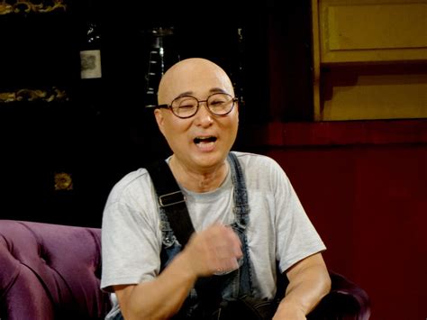 戴眼镜的光头男像坏人吗 百度知道