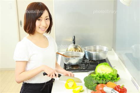 キッチンで料理をする女性 写真素材 [ 1255536 ] フォトライブラリー Photolibrary