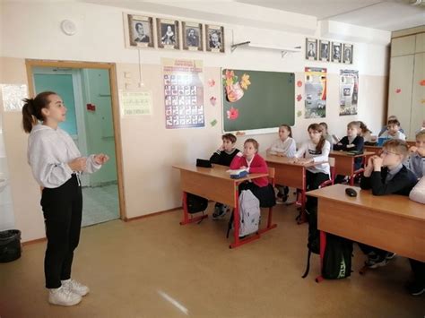 В 5Я классе прошёл классный час на котором ребята познакомились с Движением Первых Это