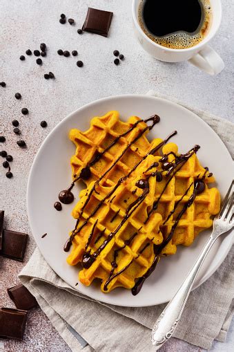 밝은 배경과 오래된 소박한 아침 식사 테이블에 초콜릿과 착빙 설탕호박 와플 맨 위 보기 가루로 빻은에 대한 스톡 사진 및 기타 이미지 가루로 빻은 건강한 생활방식