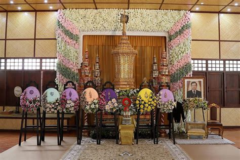 ซาบซึ้งพระมหากรุณาธิคุณ ร 10 พระราชทานโกศแปดเหลี่ยม อนันต์ กาญจนพาสน์ Decor Room Divider