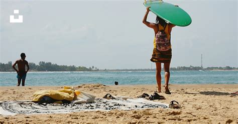 해변에서 서핑 보드를 머리 위로 들고 다니는 여자 사진 Unsplash의 무료 스리랑카 이미지