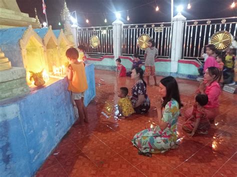 မြေပုံမြို့ရှိ တန်ခိုးကြီးဘုရားများ၌ ဆီမီးပူဇော်လှူဒါန်းသူများနှင့် မီးပုံးပျံလွှတ်တင် ပူစော်သူမ