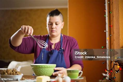 테이블 뒤에 부엌에 앉아 짧은 머리를 가진 젊은 여자는 털 다와 함께 반죽의 밀도 확인 가정 생활에 대한 스톡 사진 및 기타 이미지 가정 생활 가정 주방 가정의 방