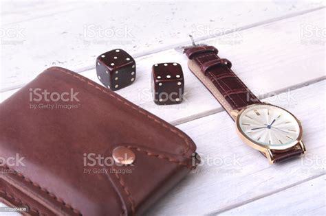 비즈니스와 Rekreation에 대 한 남자의 액세서리입니다 가죽 벨트 지갑 시계 나무 배경에 담배 파이프 상위 뷰 구성입니다 0명에 대한 스톡 사진 및 기타 이미지
