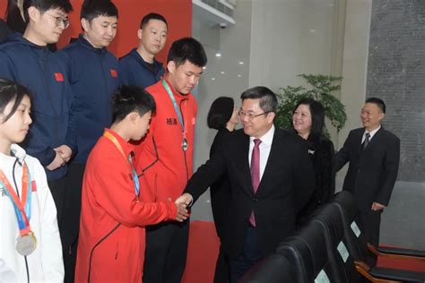 弘扬体育精神 凝聚奋斗力量 薛侃慰问上海市第十七届运动会杨浦区代表团 上海市杨浦区人民政府