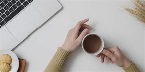 김이 나는 도자기 컵 따뜻한 음료에 관한 무료 스톡 사진