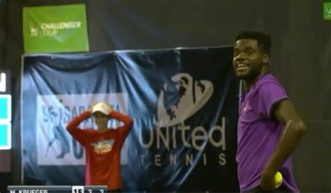 សំឡេង ថ្ងូរ ស្ត្រី ម្នាក់ ពេល រួមភេទ រំខាន ដល់ ការប្រកួត កីឡា វាយ កូន បាល់ មួយ នៅ អាមេរិក