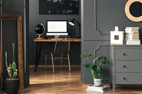 골드 장식 신선한 식물 및 나무 책상 이랑 컴퓨터와 어두운 거실 인테리어의 실제 사진 서재에 대한 스톡 사진 및 기타 이미지 서재 코너 거실 Istock