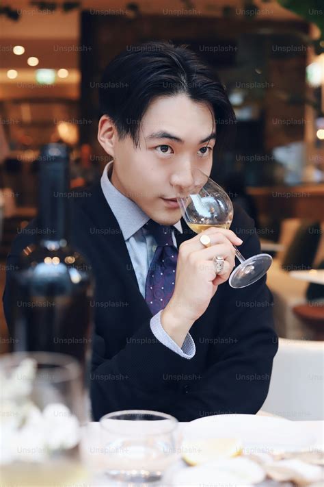 와인 한 잔과 함께 테이블에 앉아있는 남자 사진 Unsplash의 똑똑한 옷차림 이미지