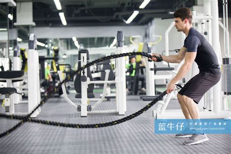 年轻男子在健身房健身 蓝牛仔影像 中国原创广告影像素材