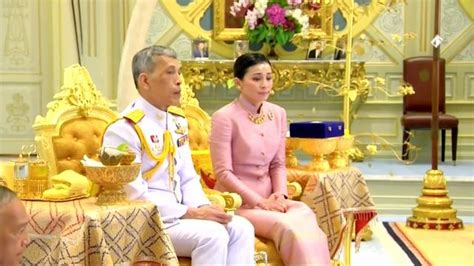 泰国王妃诗妮娜被剥夺全部头衔，揭其为何在宫斗中落败？苏提达