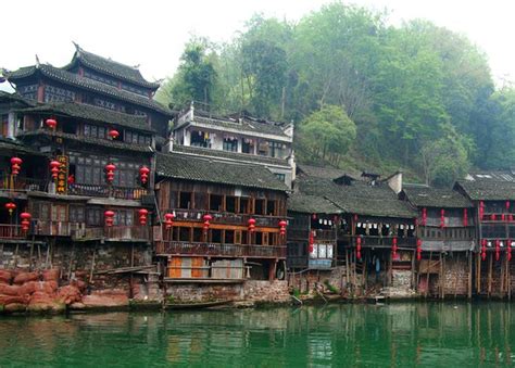 吊脚楼：中国多民族的传统民居建筑形式 知乎