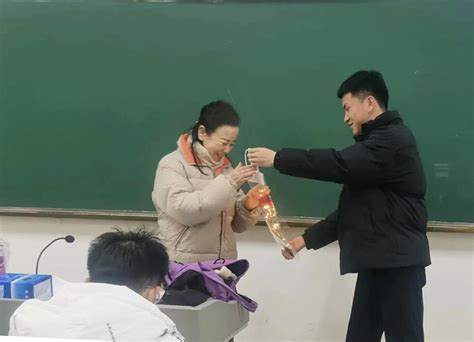 机电学院开展 一朵鲜花送老师”三八妇女节送花活动 辽宁理工职业大学