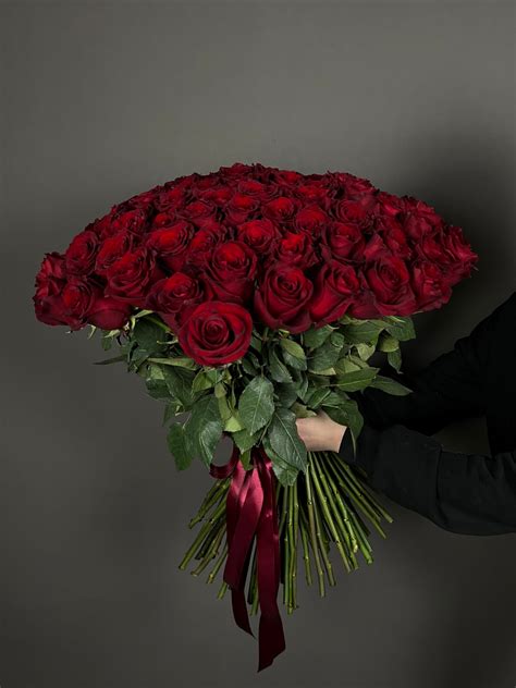 Купить 101 бордовая роза в Томске доставка цветов МАКИ