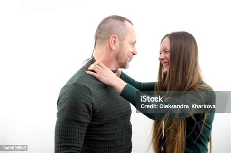 만화 사진 여자는 목 뒤에 양손으로 그를 목 졸라 죽이는 남자에게 화가 난다 웃고 눈을 감고 땋은 머리 뒤에 남자 흰색 배경