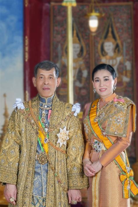 ในหลวงพระราชทานพระบรมฉายาลักษณ์และพระบรมฉายาลักษณ์ที่ฉายกับสมเด็จพระนางเจ้าฯ พระบรมราชินี 8 พระ