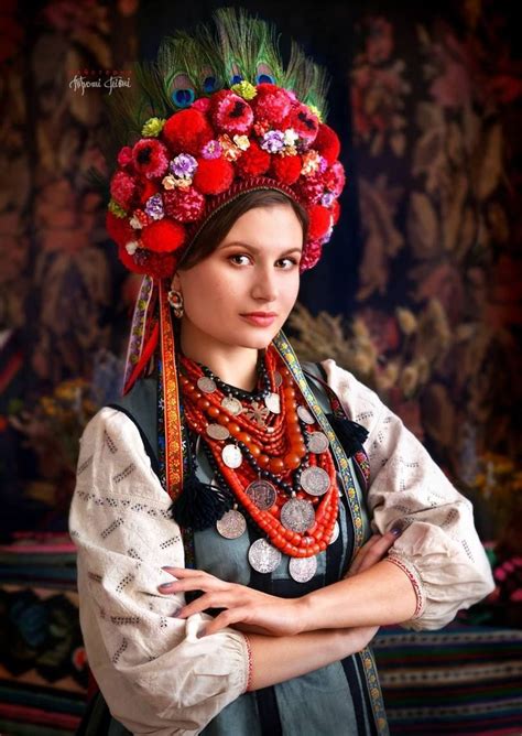 Украинские женщины возвращают традиционные цветочные короны, чтобы ...