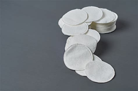 위생을 위한 둥근 면 패드 의 힙은 어두운 콘크리트 테이블에 놓여 있습니다 텍스트를 위한 공간 0명에 대한 스톡 사진 및 기타 이미지 Istock