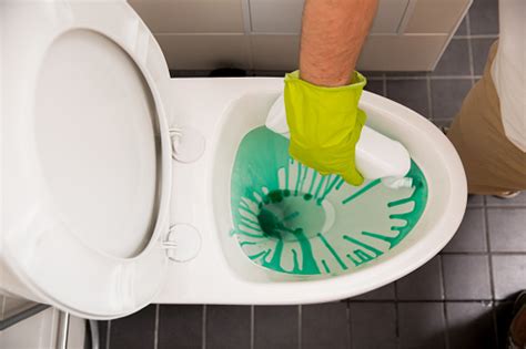 고무 보호 장갑 청소 및 세척 브러시와 청소의 병 화장실에에서 남자 손에 에이전트 가사 집안일에 대한 스톡 사진 및 기타 이미지 가사 집안일 가정 생활 걸레 Istock