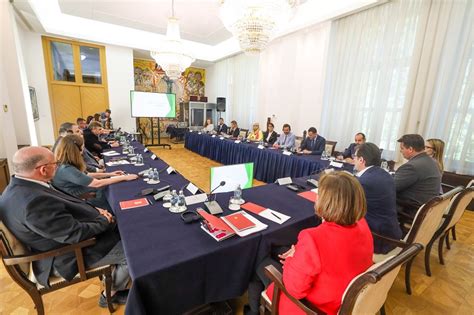 Работна средба на Пендаровски со експерти од областа на економијата со цел финализирање на