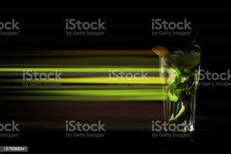 검은 색 배경에 빨대 얼음과 과일을 칵테일 오래된 나무 테이블에 모히토 가깝습니다 유리 근처의 텍스트를 위한 공간과 여유 공간을