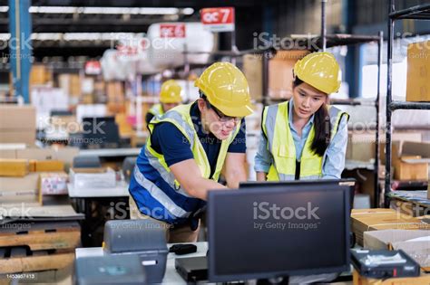 대형 창고 보관 창고에서 일하는 직원 연수생 포장 상자를 확인하고 계산대에서 스캔 25 29세에 대한 스톡 사진 및 기타 이미지 25 29세 2명 40 44세