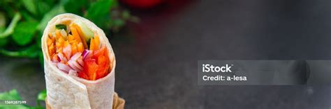 도너 케밥 야채 라바시 빵 샌드위치 샤와르파 부리토 피타 충전 채식 야채 야채 요리 에 테이블 건강 식사 간식 복사 공간 음식 배경 0명에 대한 스톡 사진 및 기타 이미지