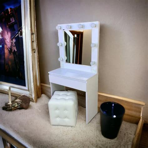 Туалетний столик із дзеркалом і підсвіткою в білому туалетний столик із дзеркалом туалетний