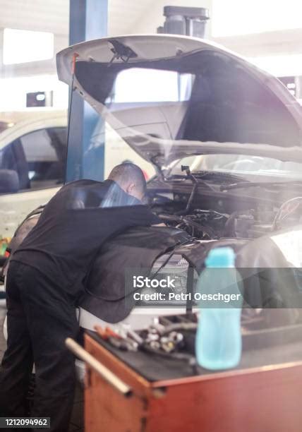 엔진에서 작업하는 디젤 기술자 2명에 대한 스톡 사진 및 기타 이미지 2명 검사 보기 검사자 Istock